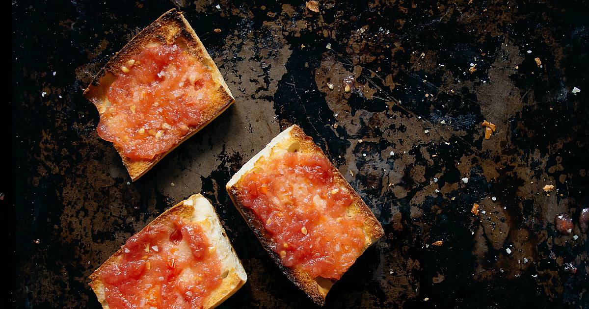 Pa Amb Tomaquet - Catalan tomato bread - Bacon is Magic