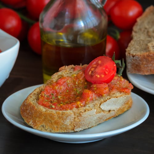 Pa Amb Tomaquet - Catalan tomato bread - Bacon is Magic